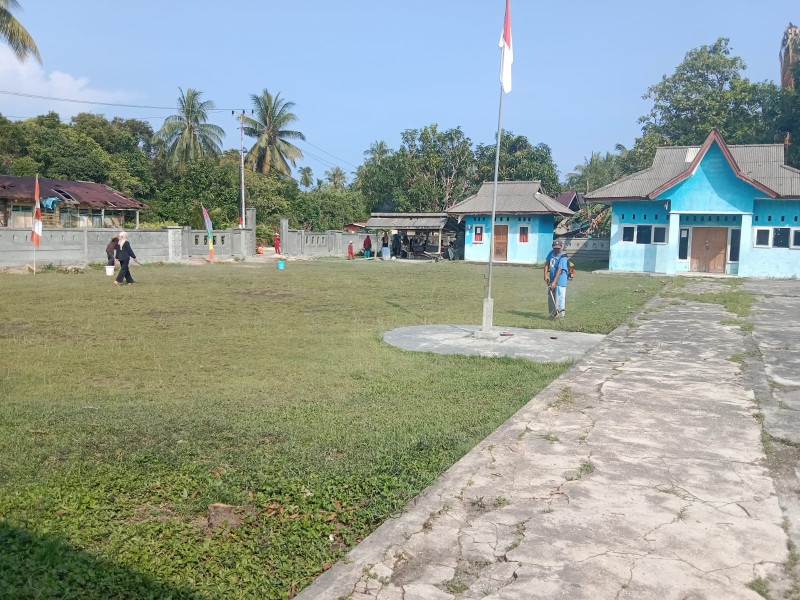 Komite Sekolah Bersama Orang Tua Murid SDN 002 Selayar Membersihkan ...